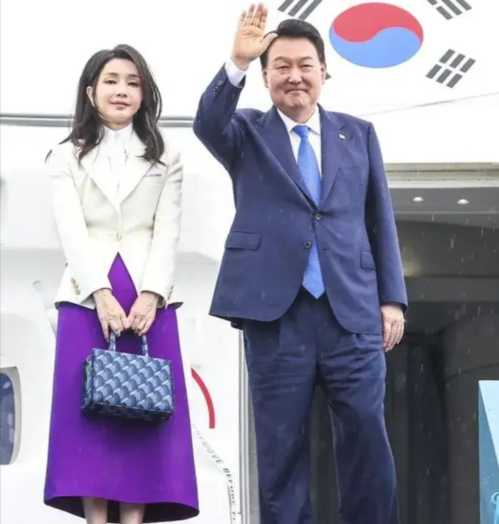 The first lady of South Korea is a real smart person! The dress is ...
