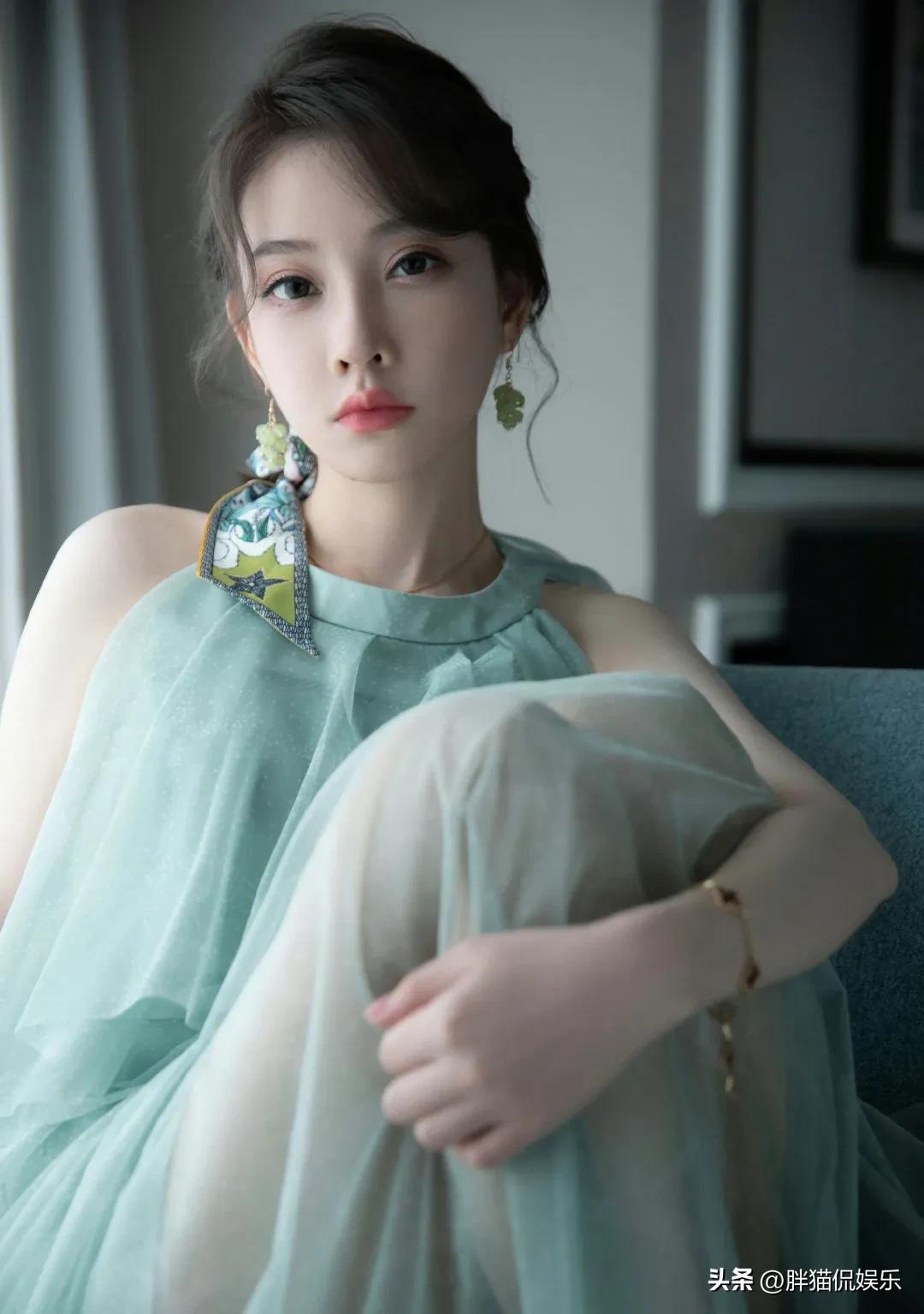 Feng Timo is beautiful and cute in a light green dress. I hope she ...