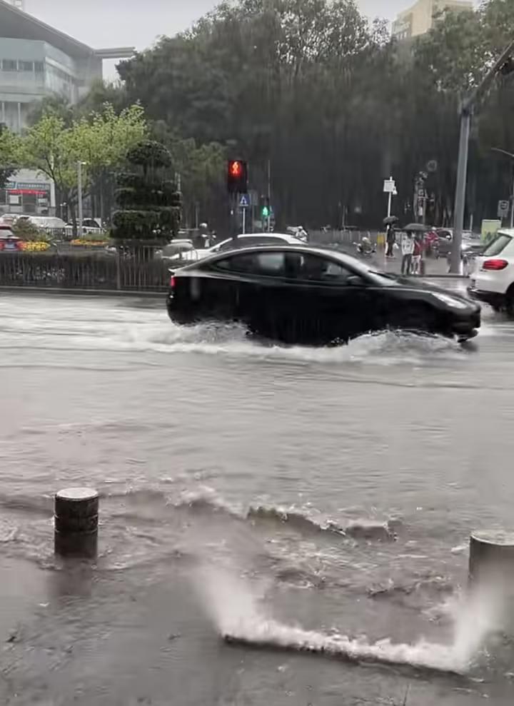 Passengers knelt down and begged to take off, the heavy rain caused the ...