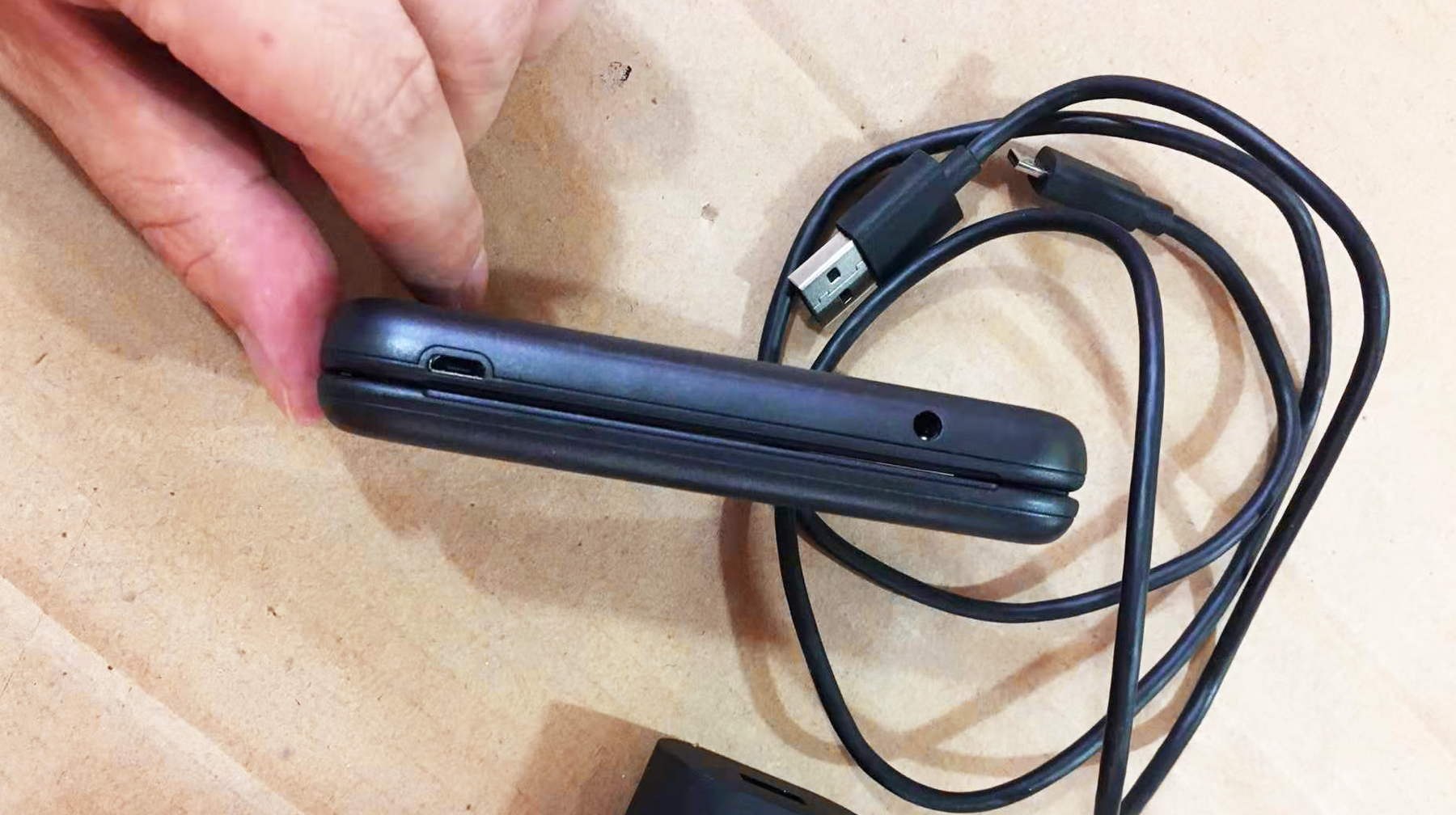 Pure black shell and mirror screen design, this old Nokia mobile phone ...