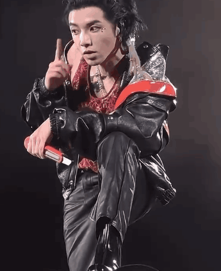 Hua Chenyu showed confusing behavior at the concert, wrapped up in a white robe, netizens: this ...