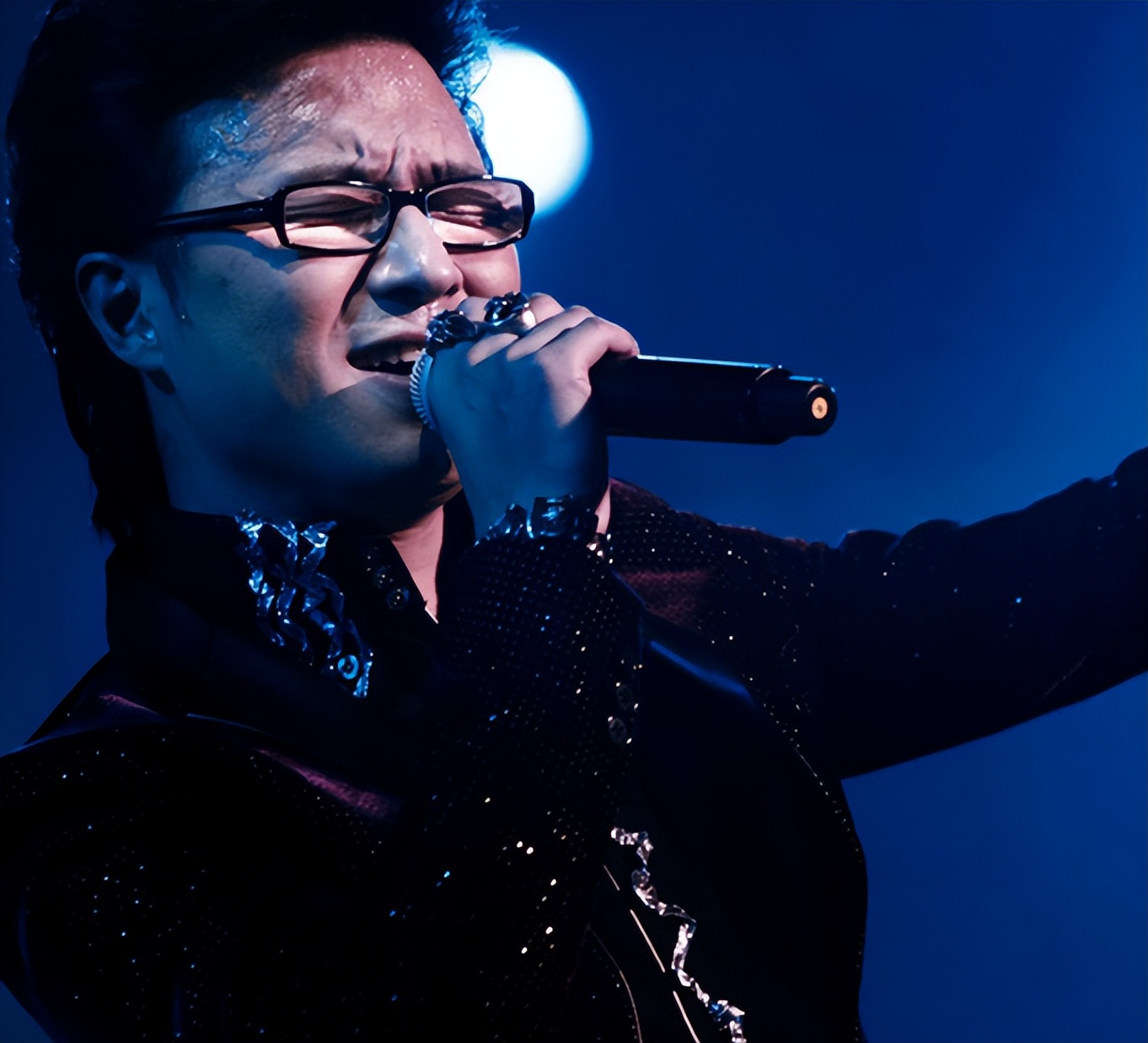 A concert tore away the "decency" of entertainment singers - iNEWS