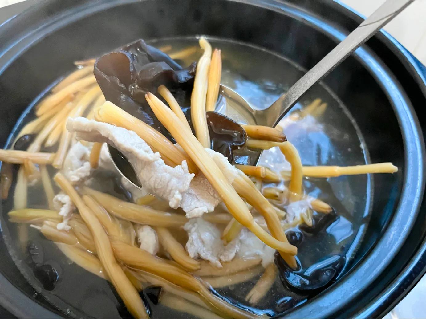 Lean meat soup with fungus and day lily, refreshing and dry, calming ...