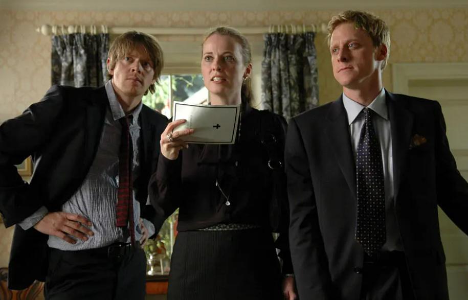 How does the movie "Death at a Funeral" perfectly combine story and ...