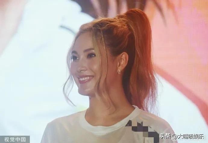 Eileen Gu is sporting a high ponytail, youthful and beautiful with a ...