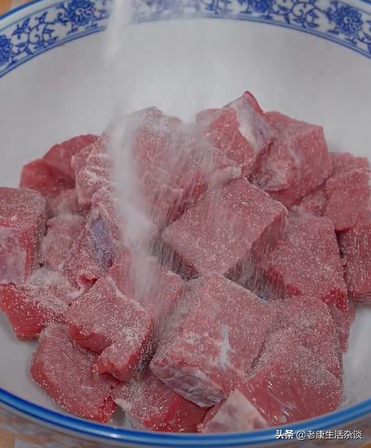 Make a beef stew with radish, the meat is soft and rotten, spicy and ...