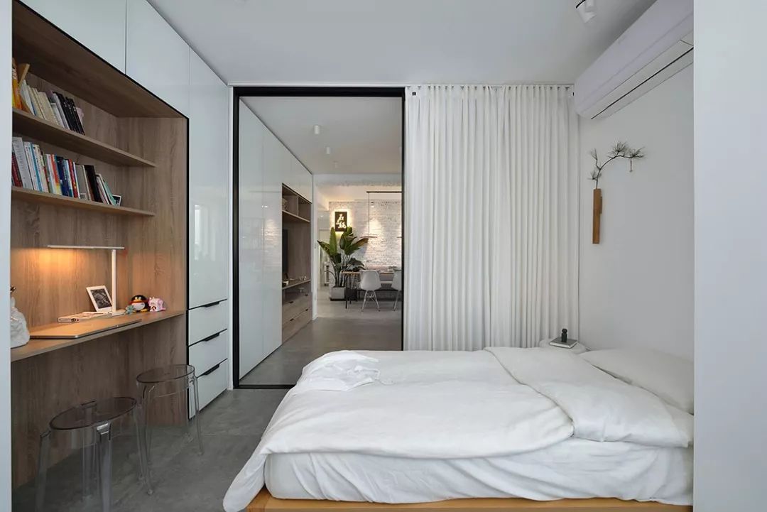 The 67-square-meter small apartment has a simple style, and the balcony ...