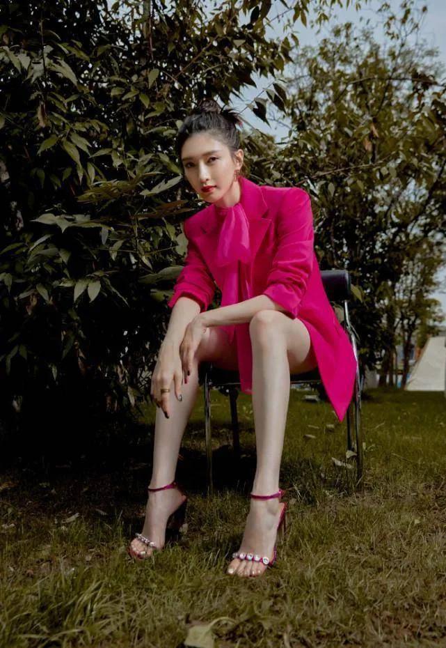 Jiang Shuying rose red suit with black shorts - iNEWS