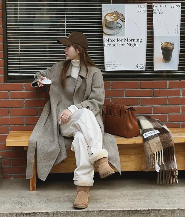 This winter's most popular coat wear strategy, whoever wears it is ...