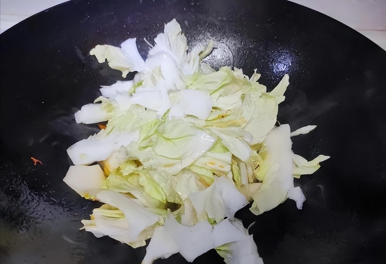 When frying cabbage, it is wrong to fry it directly in the pan. Many ...