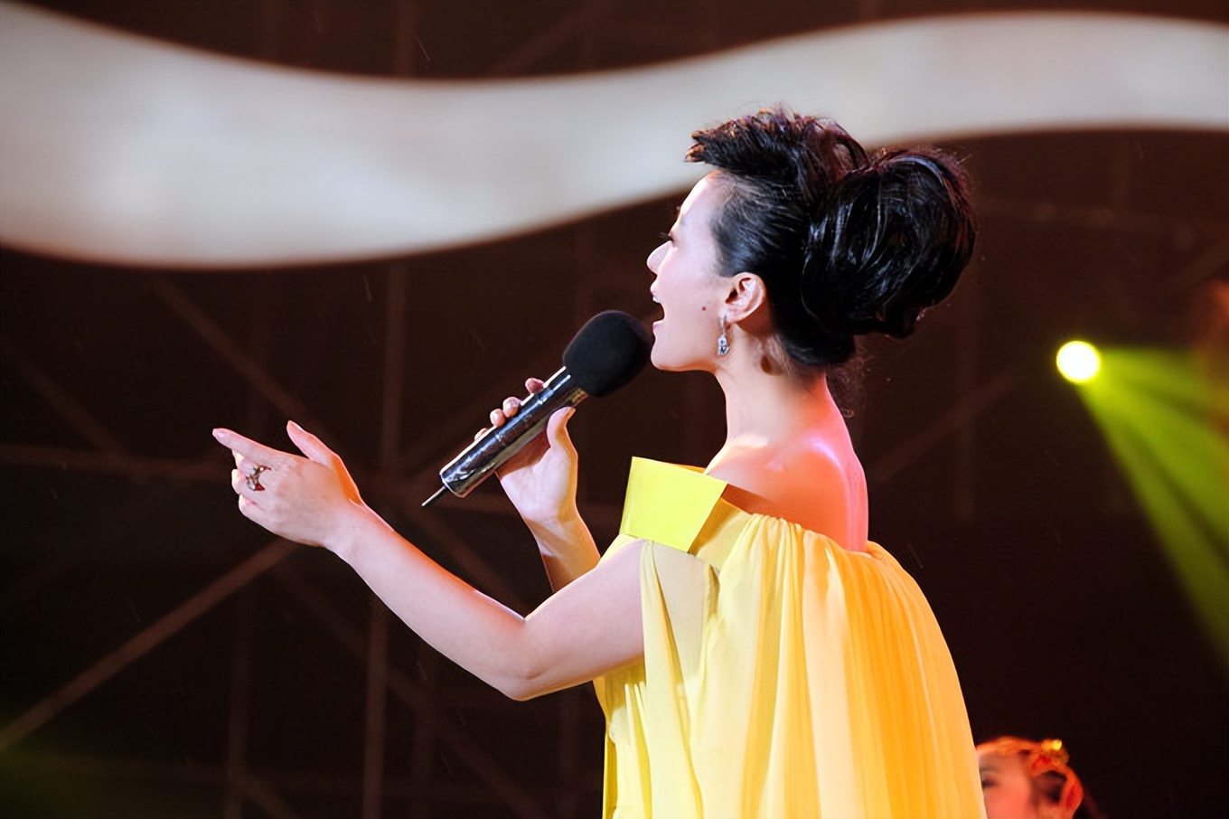 Military singer Tan Jing: Married a 41-year-old husband at the age of ...