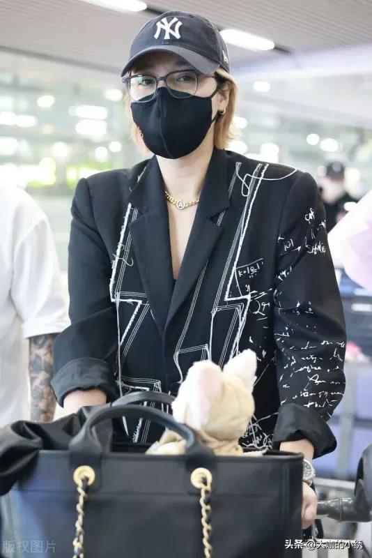 "Natural singer" Huang Liling is wearing a graffiti suit + baseball cap ...