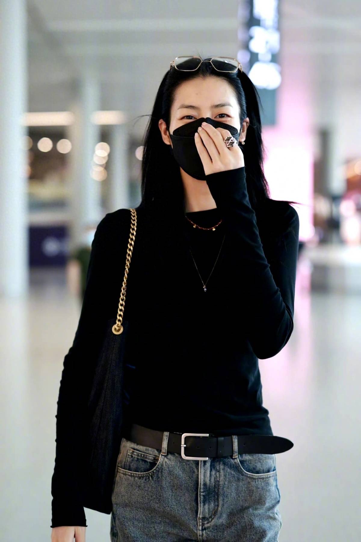 Female celebrities really know how to dress well. Shu Qi is famous in Venice with her jeans. She ...