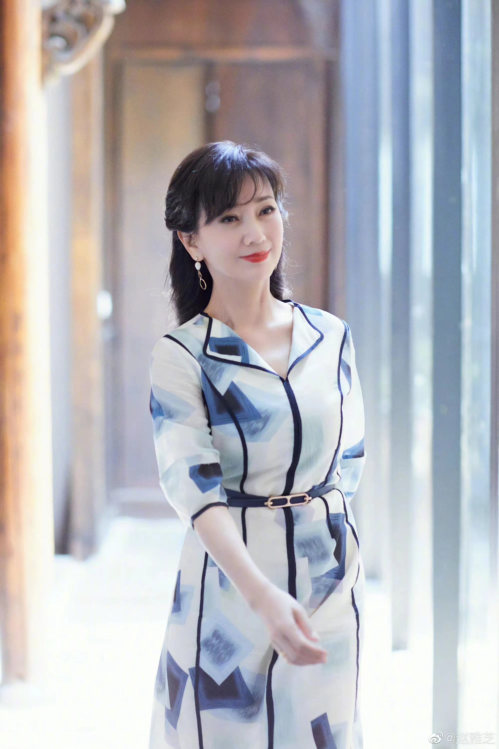 68-year-old Zhao Yazhi is so young, wearing a long printed dress with a ...