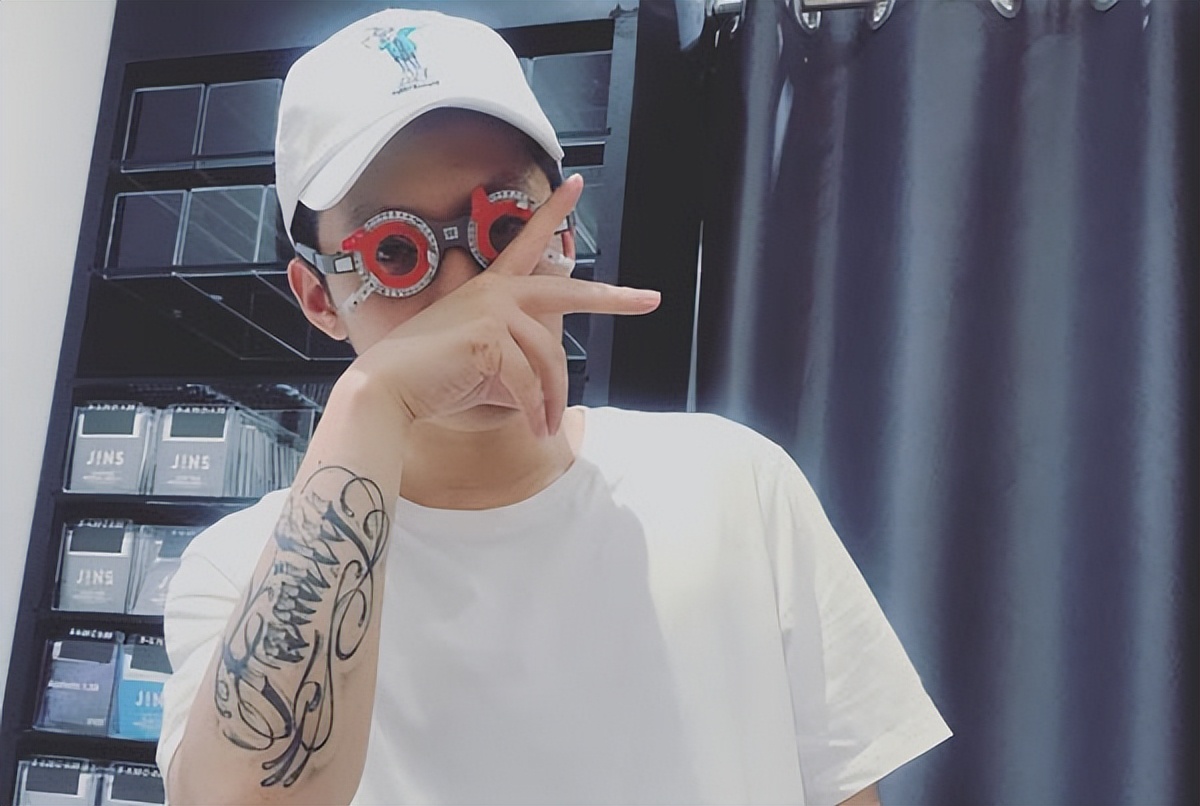 歌手PGONE突然試圖復出，網友熱議！ - 資訊咖