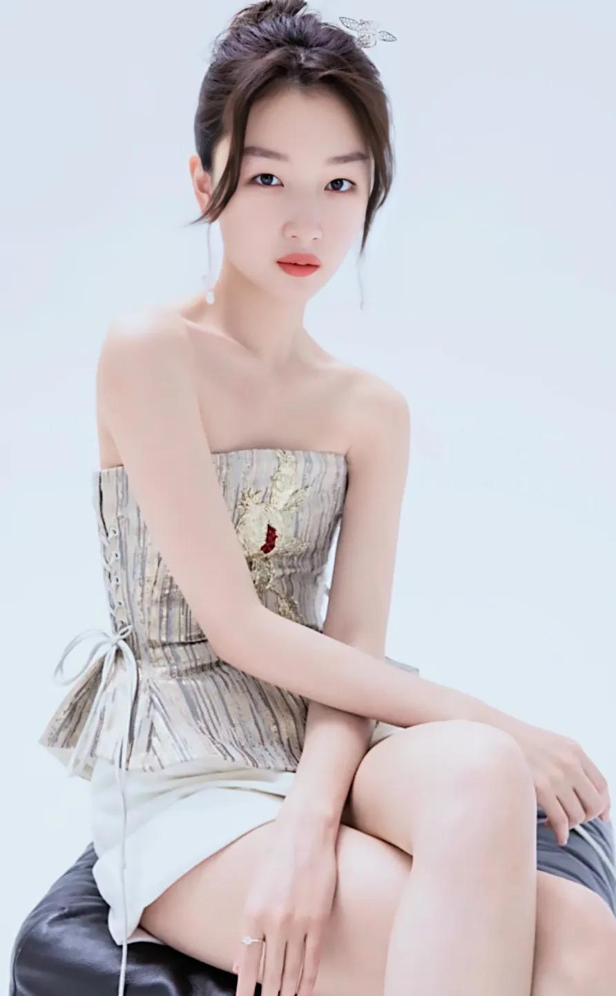 Beautiful young lady, Zhou Dongyu - iNEWS