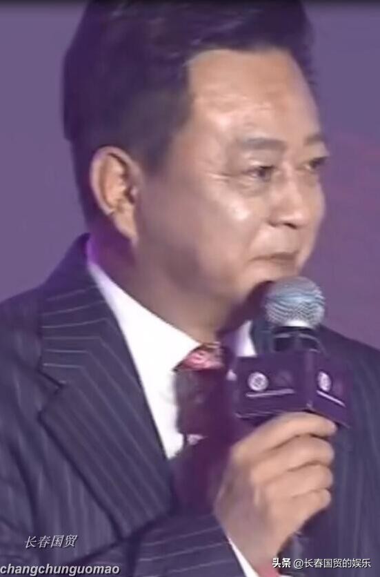 A recent photo of the 59-year-old host Zhu Jun was exposed, with a fat ...