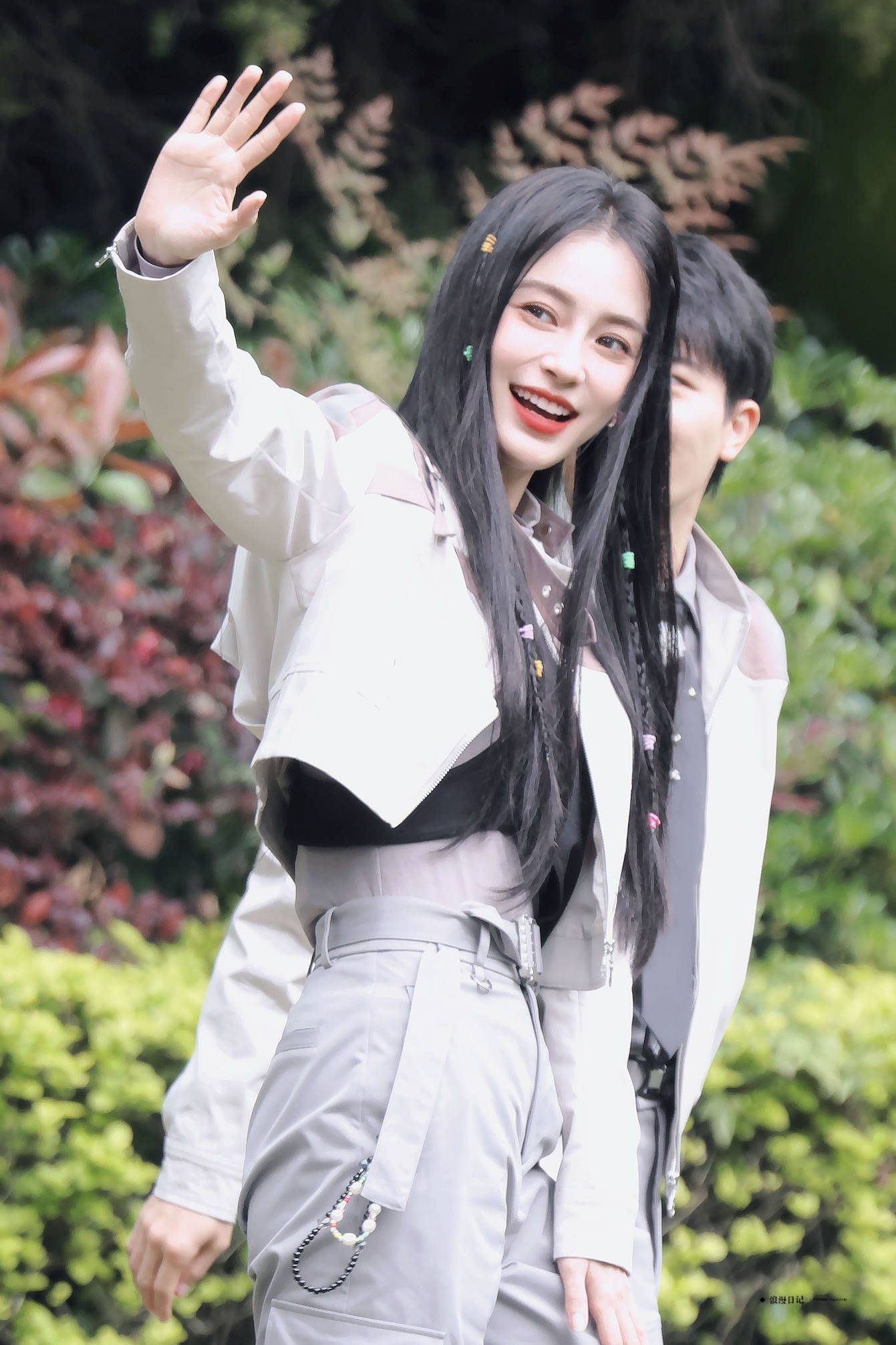Yang Ying and Song Yuqi wear sweet and cool overalls and greet the ...