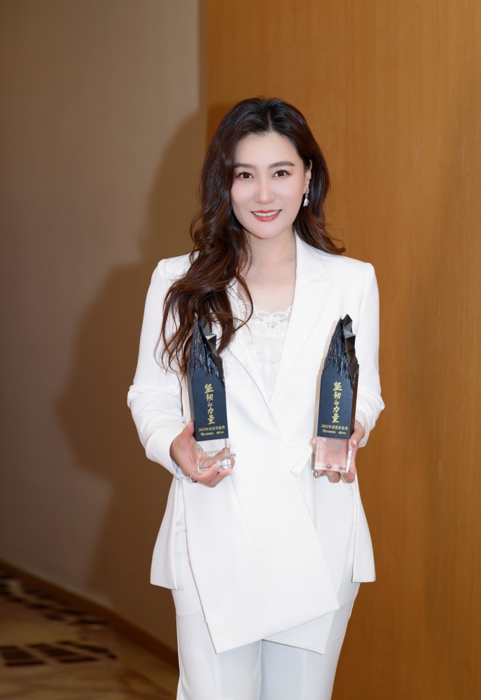 Famous female singer Tan Jing attended the event in a pure white suit ...