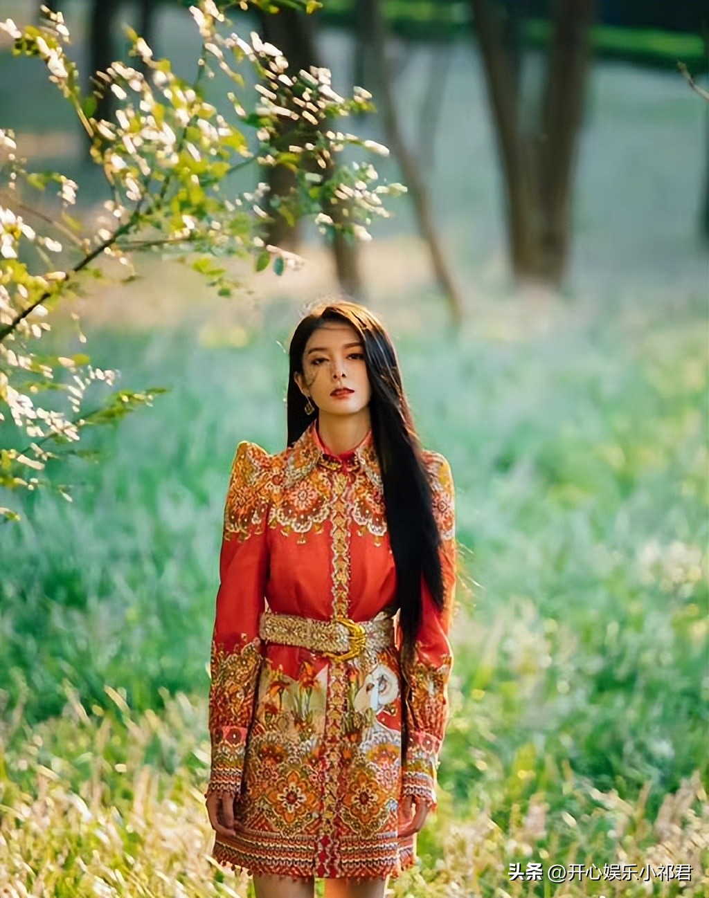 Fu Jing's ethnic style dress is coming, holding flowers in her hand is ...