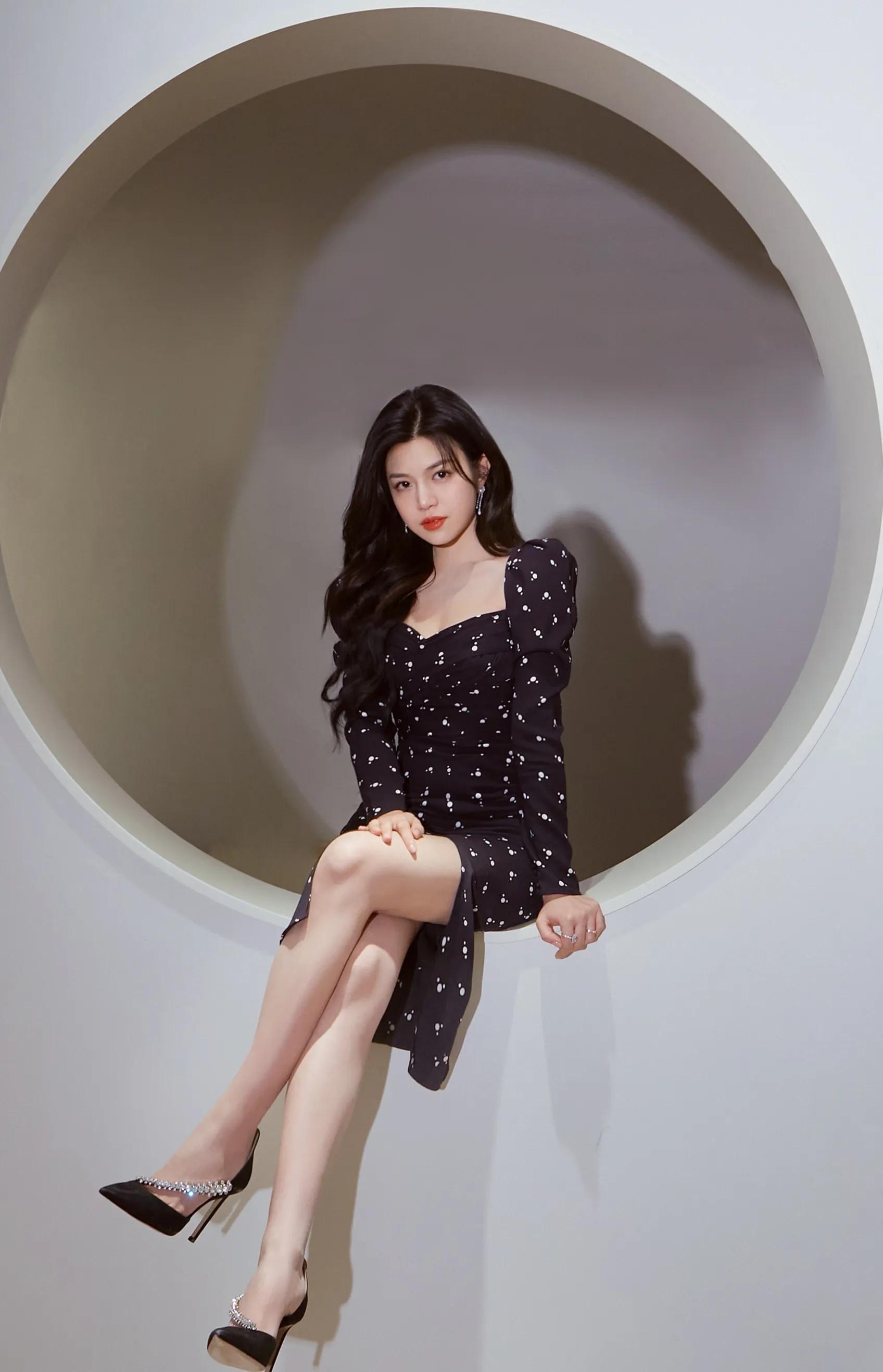 Chen Yanxi and his wife show affection and sweet interaction - iNEWS