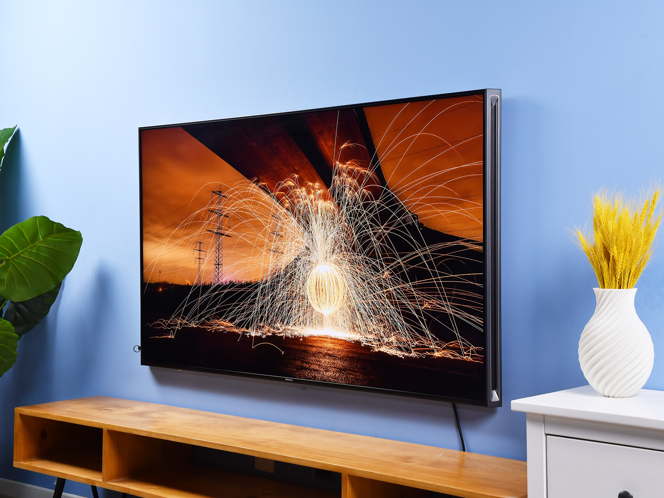 Leading in all directions, with a stable peak brightness of 2000nits ...