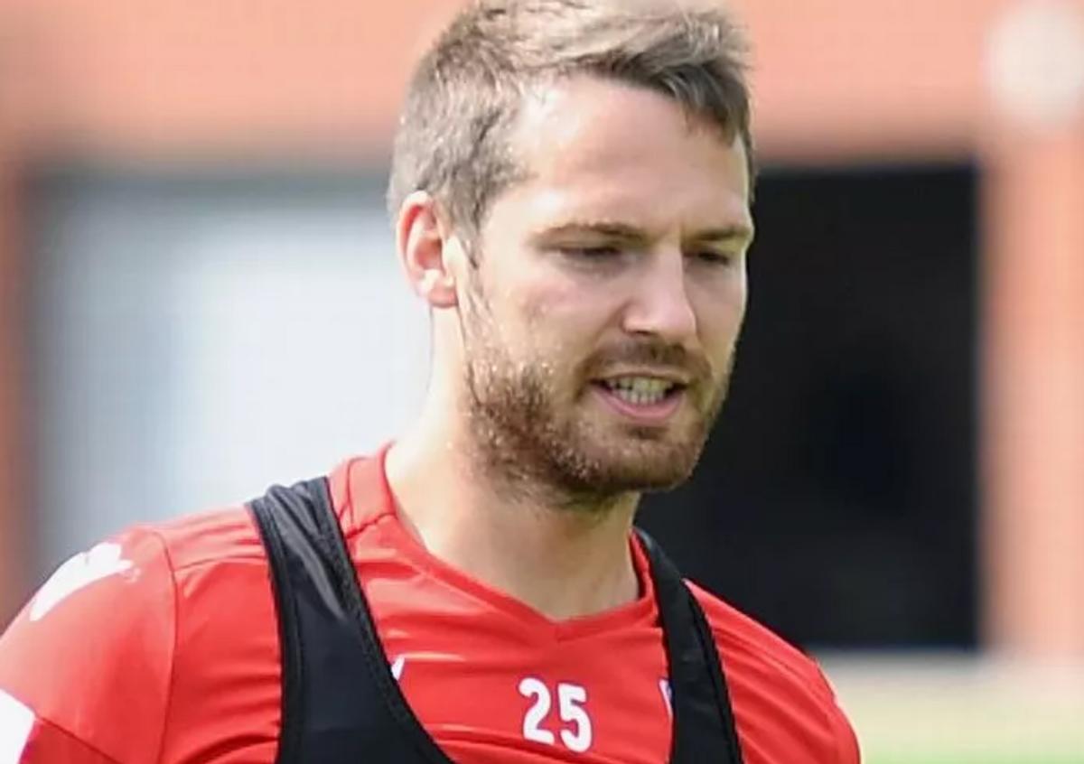 Nick Powell trains with Division 2 club amid Wrexham transfer rumours ...