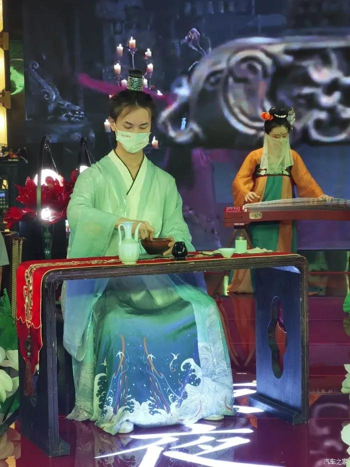 Driving a dolphin to check in the Internet celebrity restaurant--Chang ...