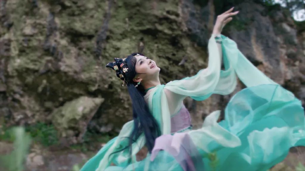 The goddess Luo Wenbo descended to the Jade Dragon Snow Mountain and ...