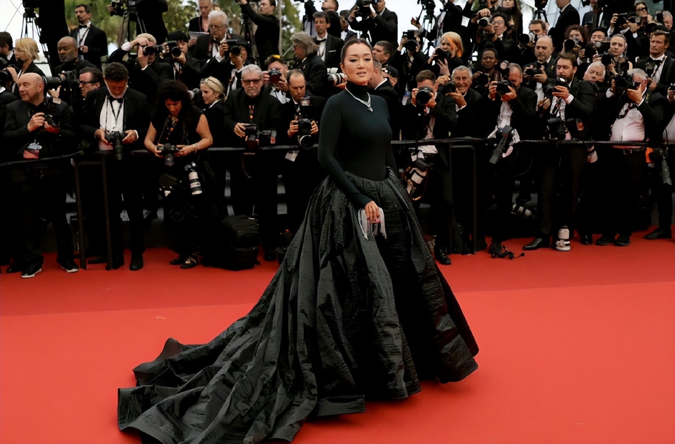 Gong Li and Guo Jingjing attended the dinner together, Gong Li took the ...