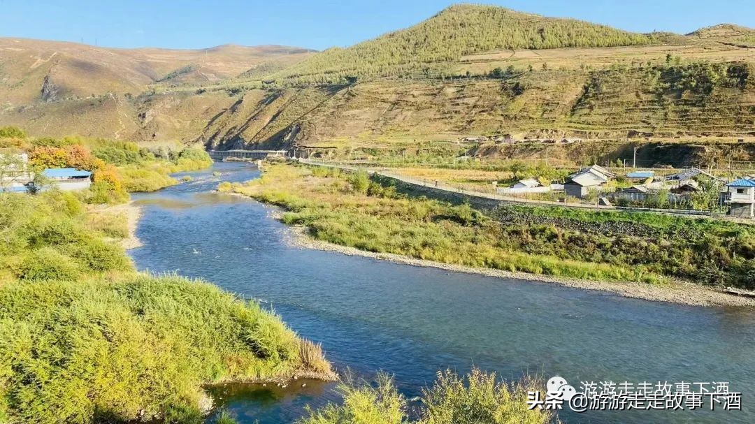 The Yalu River is separated by two worlds, and the autumn colors in the ...