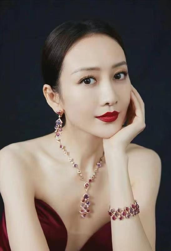 Wang Ou Meitu shows off her long legs in her career line! The snow ...