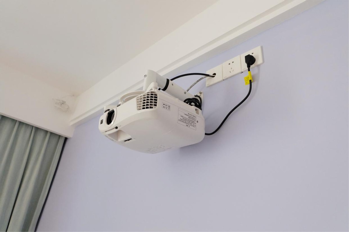 What should be paid attention to when installing the projector bracket ...
