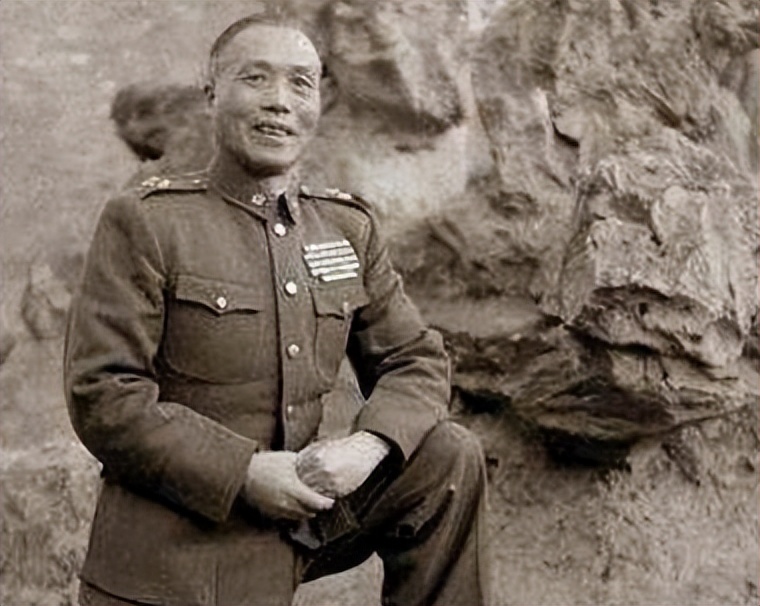 In 1966, the group photo of Li Zongren and his bride, although they ...