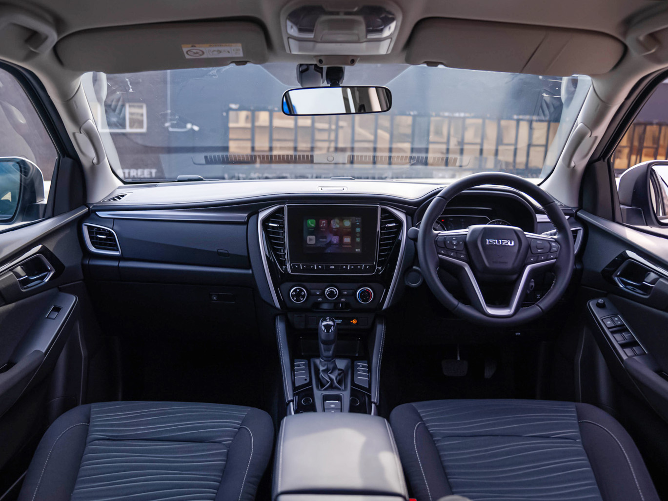 The new Isuzu new mu-X real car, the appearance is very domineering, 2 ...