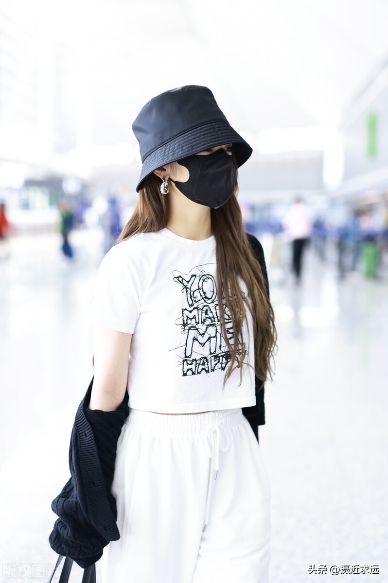 Rainie Yang appeared alone at Shanghai Hongqiao Airport without her ...