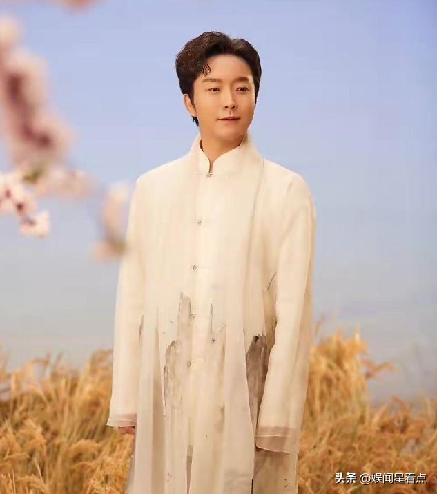 Li Yugang attended the event with crutches. When he climbed the steps ...