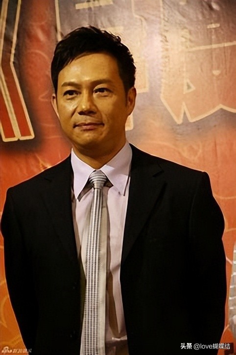 23-year-old Zhang Zhaohui was asked for his autograph while driving ...