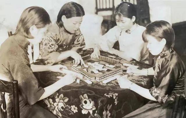 In 1965, Du Yuesheng's fourth concubine suddenly had a bad feeling ...