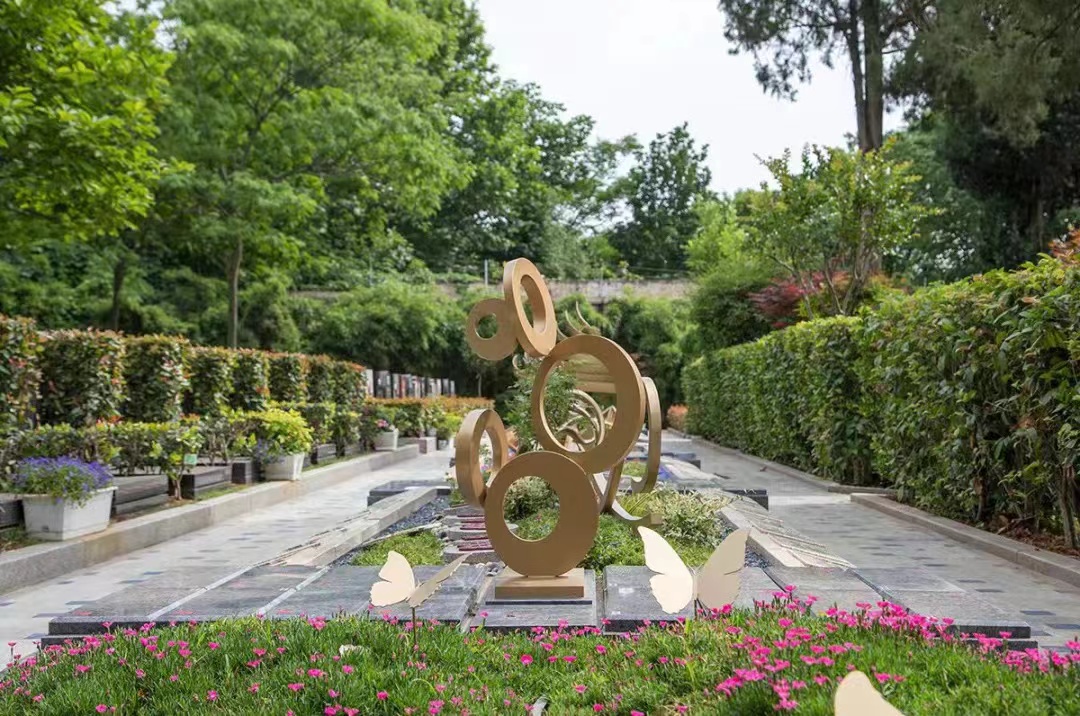 25-year-old tombstone designer: death is not scary, but I am fortunate ...