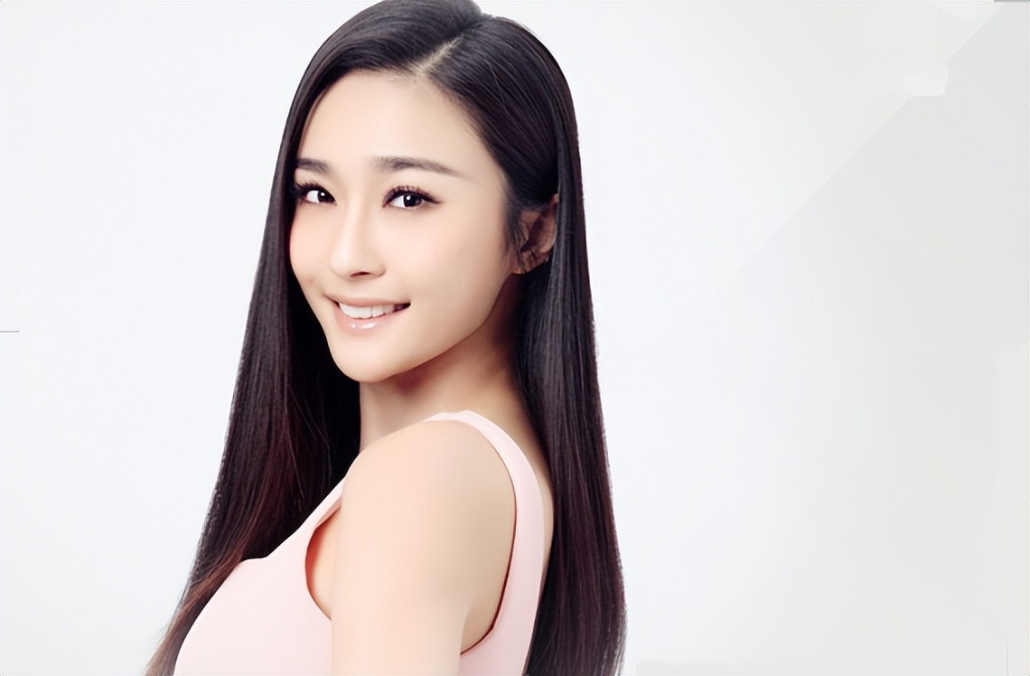 Does anyone remember Chen Bing in "The Voice"? The big melon is exposed ...