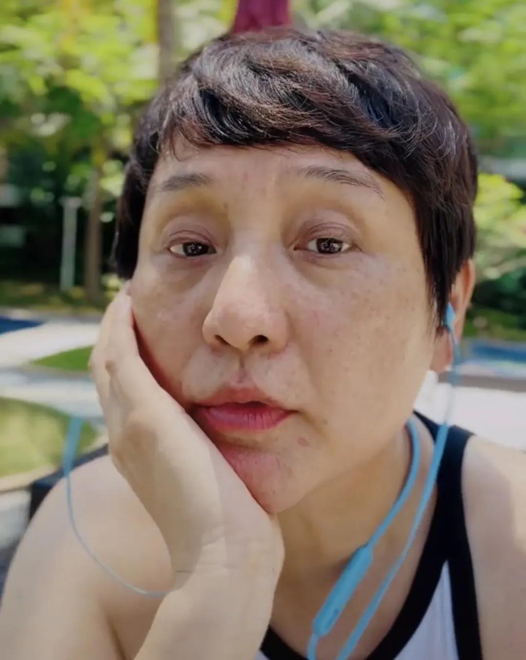 The well-known actor boldly exposed his bare face, freckles and loose ...