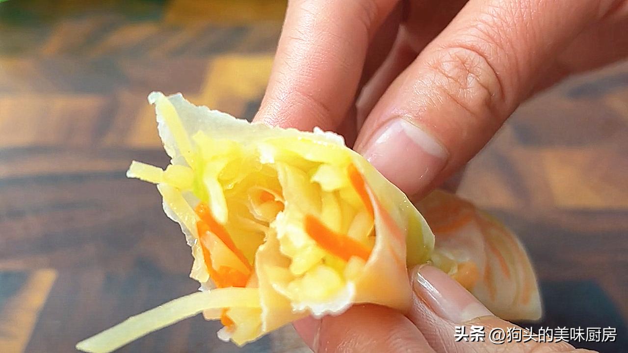 The dumpling skin is steamed in the pot, and it becomes delicious when ...