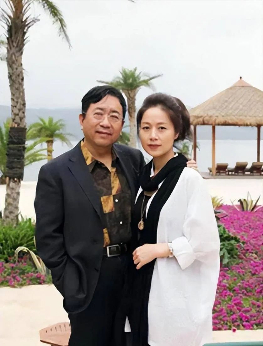 76-year-old Yu Qiuyu rarely attended a banquet with his second wife ...