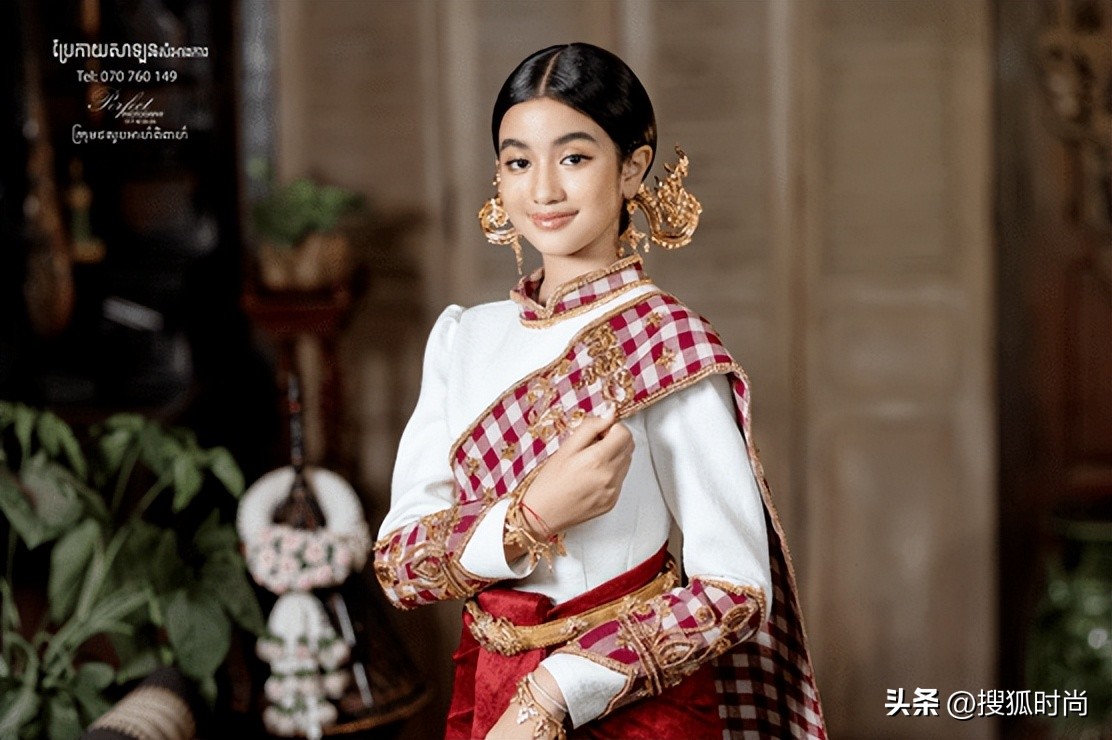 The Cambodian little princess: She was dressed in heavy makeup and ...