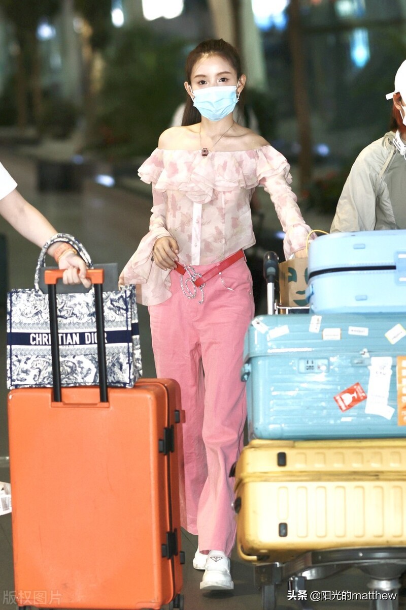 Lin Xiaozhai's printed top is fresh and bright, and it is very friendly ...