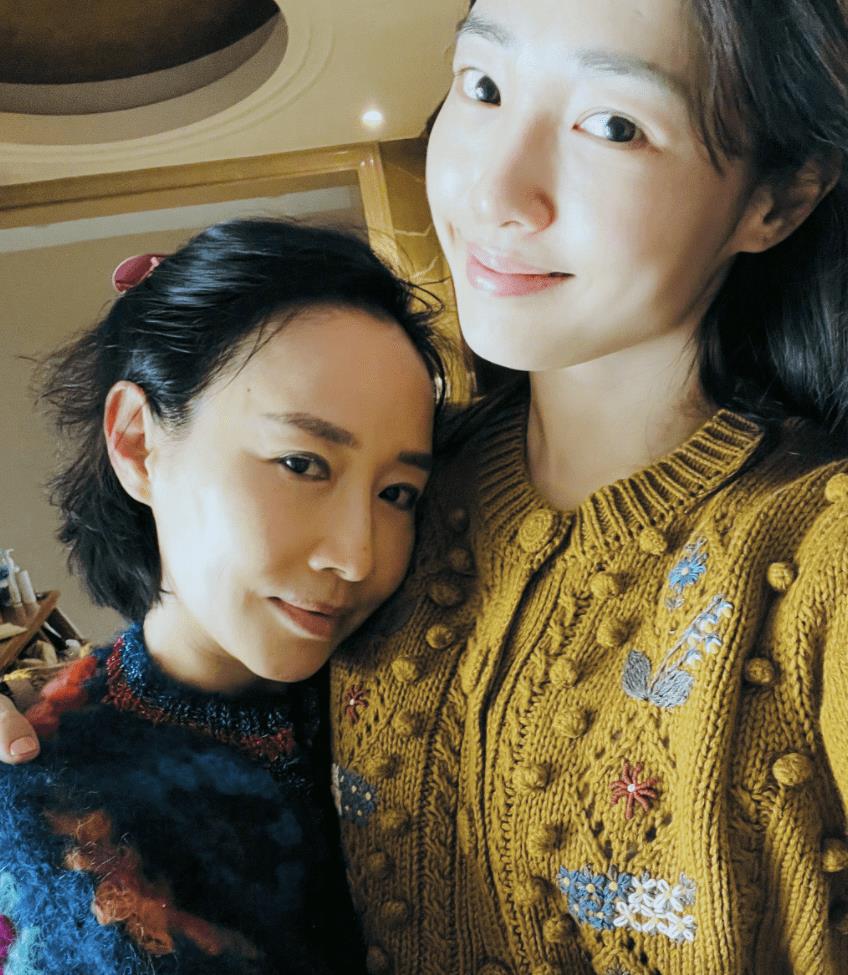 Bai Baihe posted a photo of holding hands with his son. The 14-year-old ...