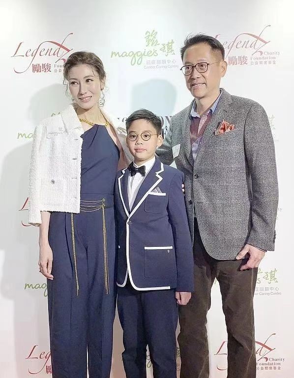 Li Jiaxin's family of three appeared happily, dressed decently and ...