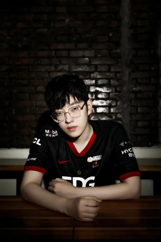 EDG new season makeup photo: the first star on the uniform - iNEWS