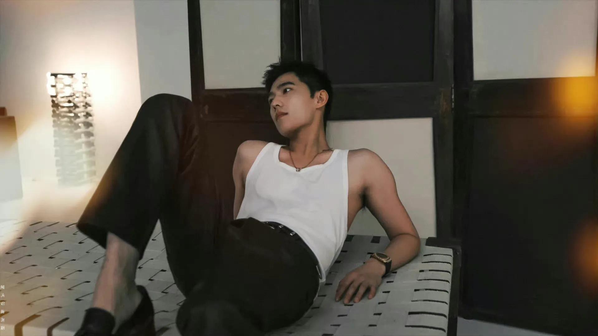 "Yang Yang's New Picture" shows the waistline!Shirtless and seductive ...